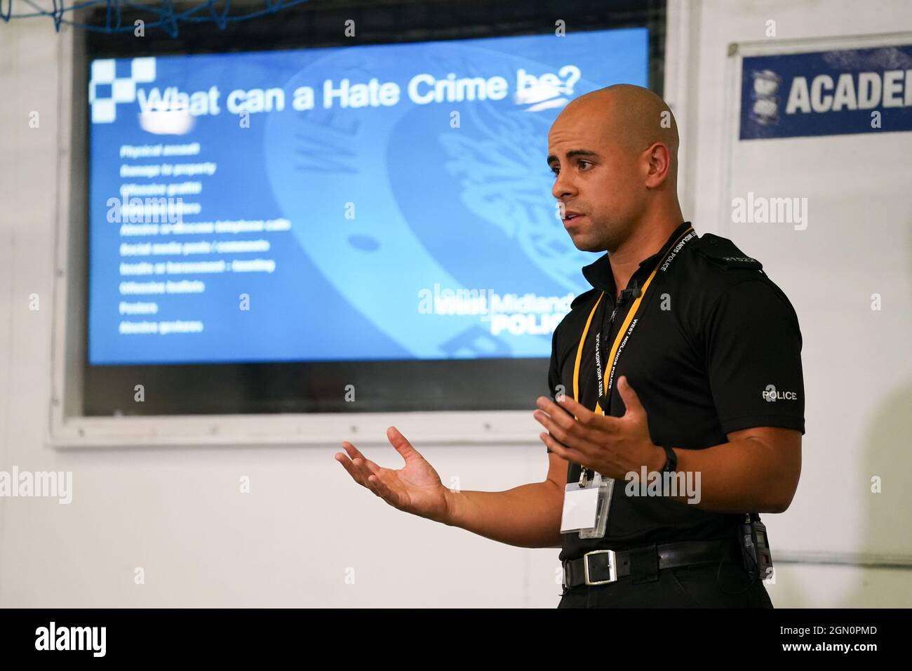 Reporting crime police officer uk hi-res stock photography and images ...