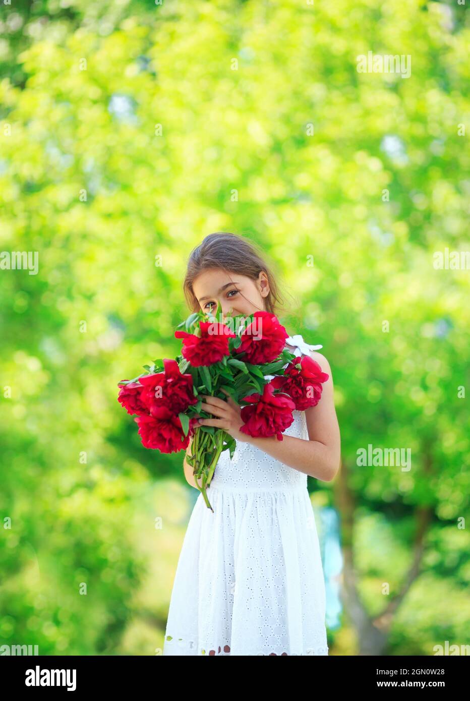 Toddler looking at flowers hi-res stock photography and images - Alamy