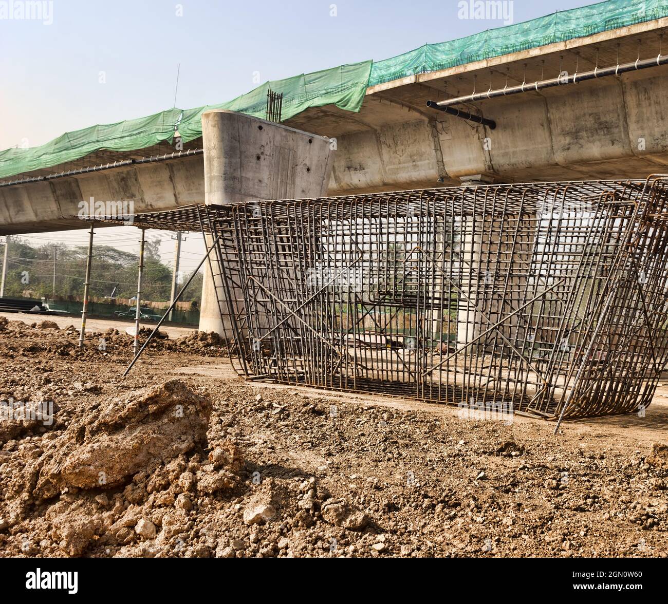 Construction of an iron-concrete highway bridge on massive supports ...