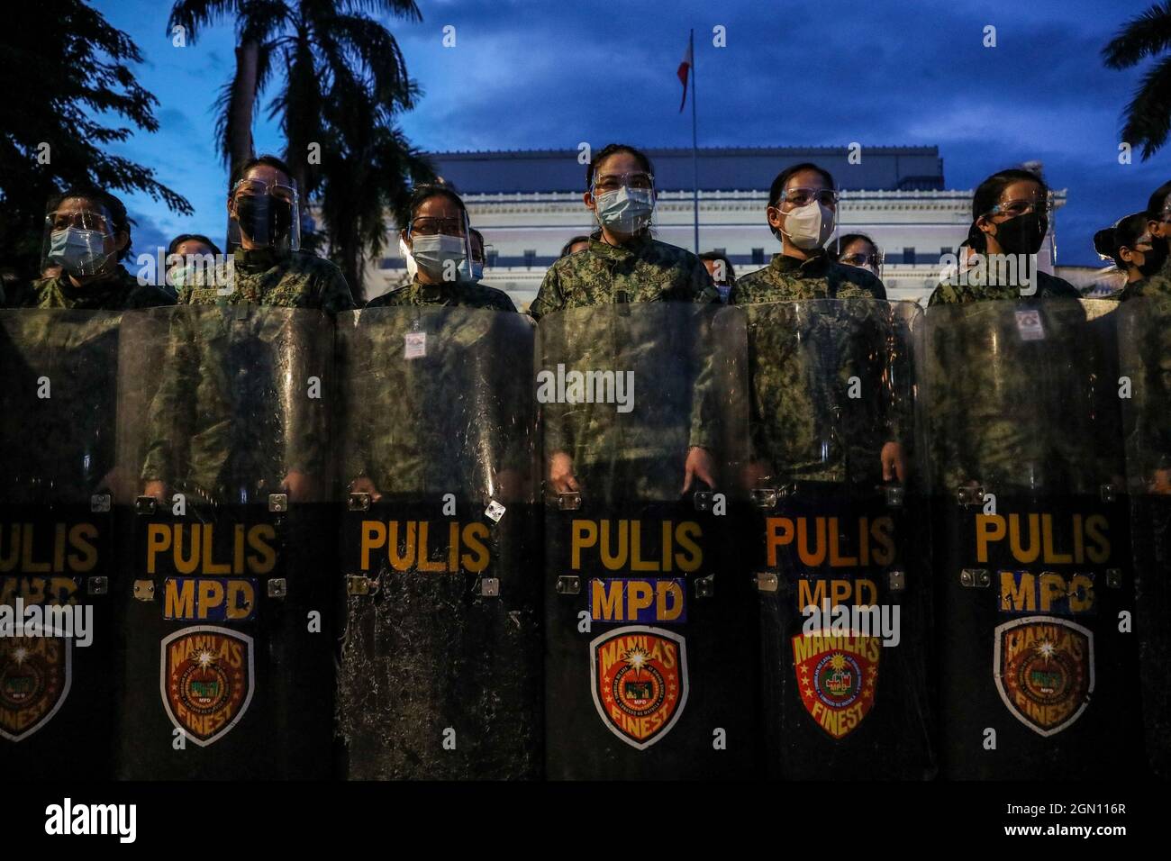 Riot police stand in formation hi-res stock photography and images - Alamy