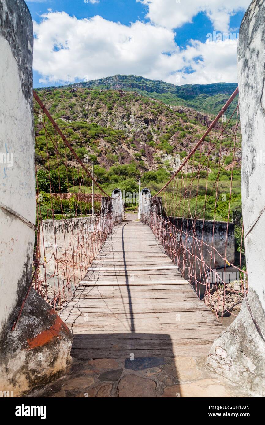 Hanging bridge colombia hi-res stock photography and images - Alamy
