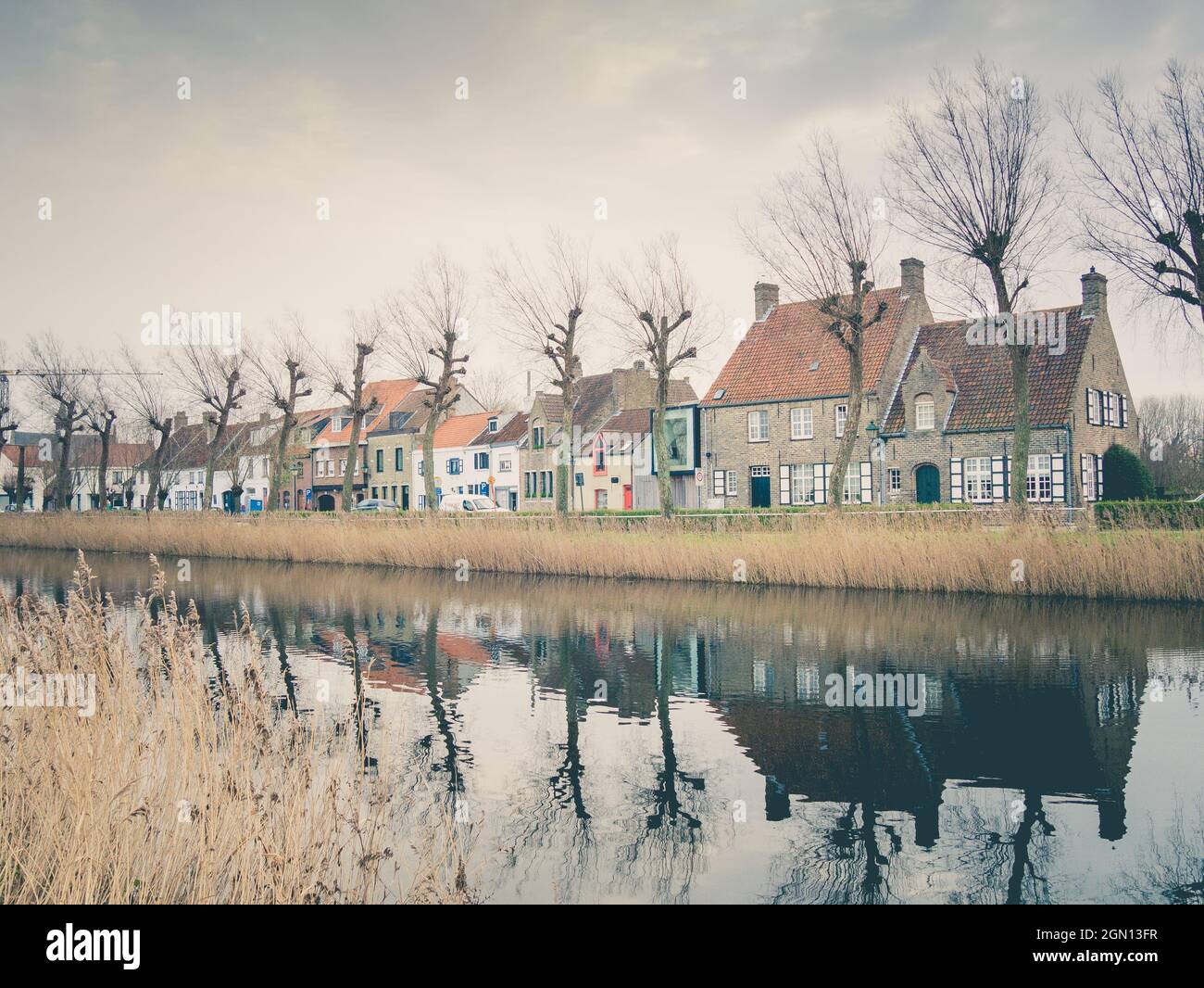 Row buildings reflected in calm hi-res stock photography and images - Alamy