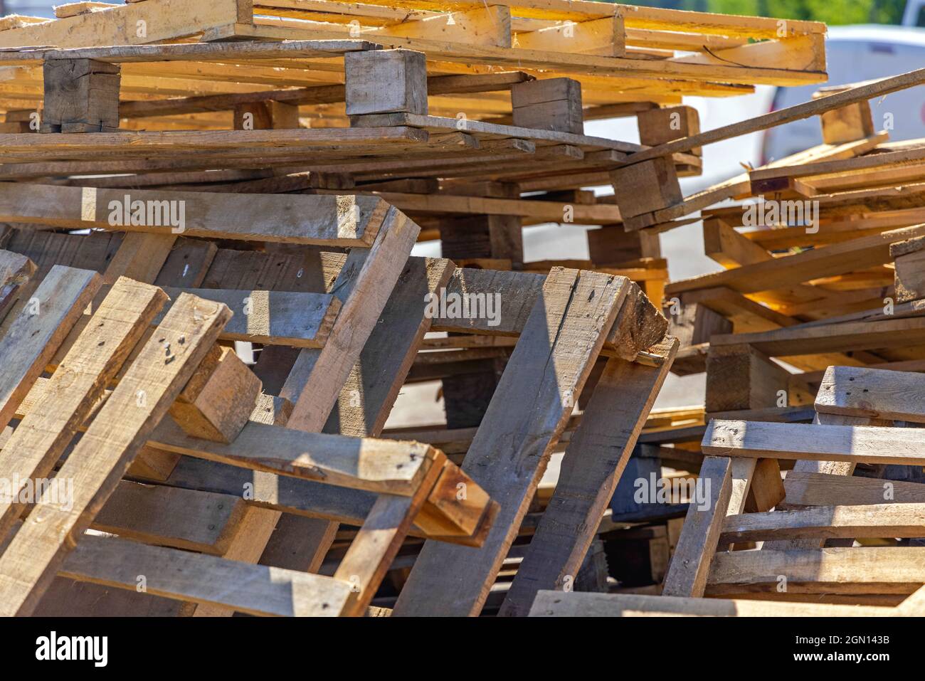 Big pile of pallets hi-res stock photography and images - Alamy
