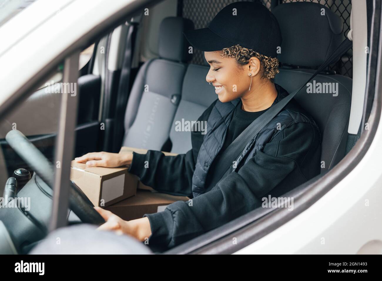 Delivery driver with boxes hi-res stock photography and images - Alamy