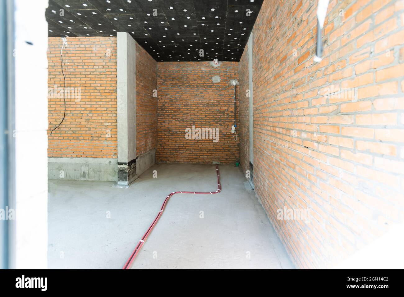 Empty large room in apartment before renovation Stock Photo - Alamy