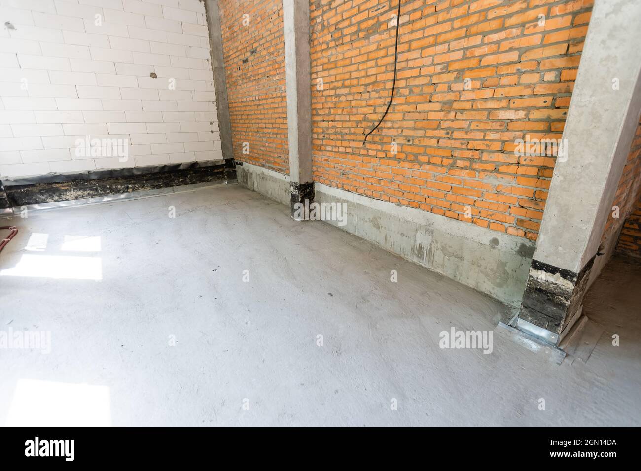 Empty large room in apartment before renovation Stock Photo - Alamy
