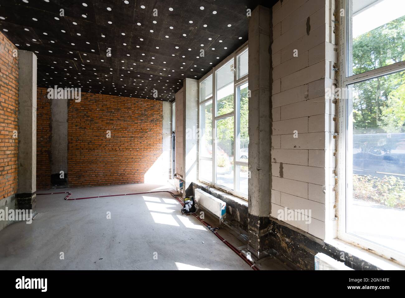 Empty large room in apartment before renovation Stock Photo - Alamy