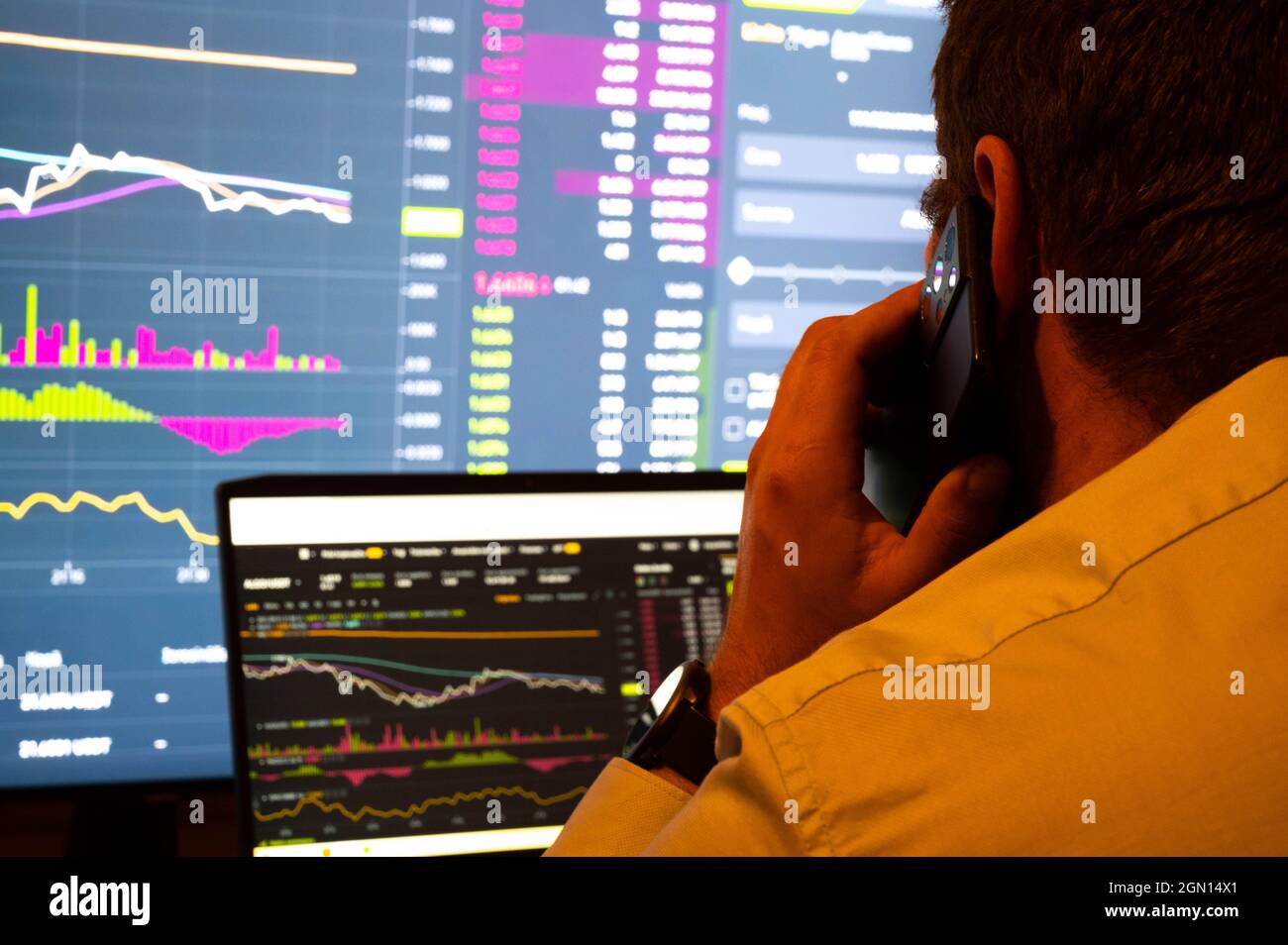 Stock exchange display television hi-res stock photography and images ...