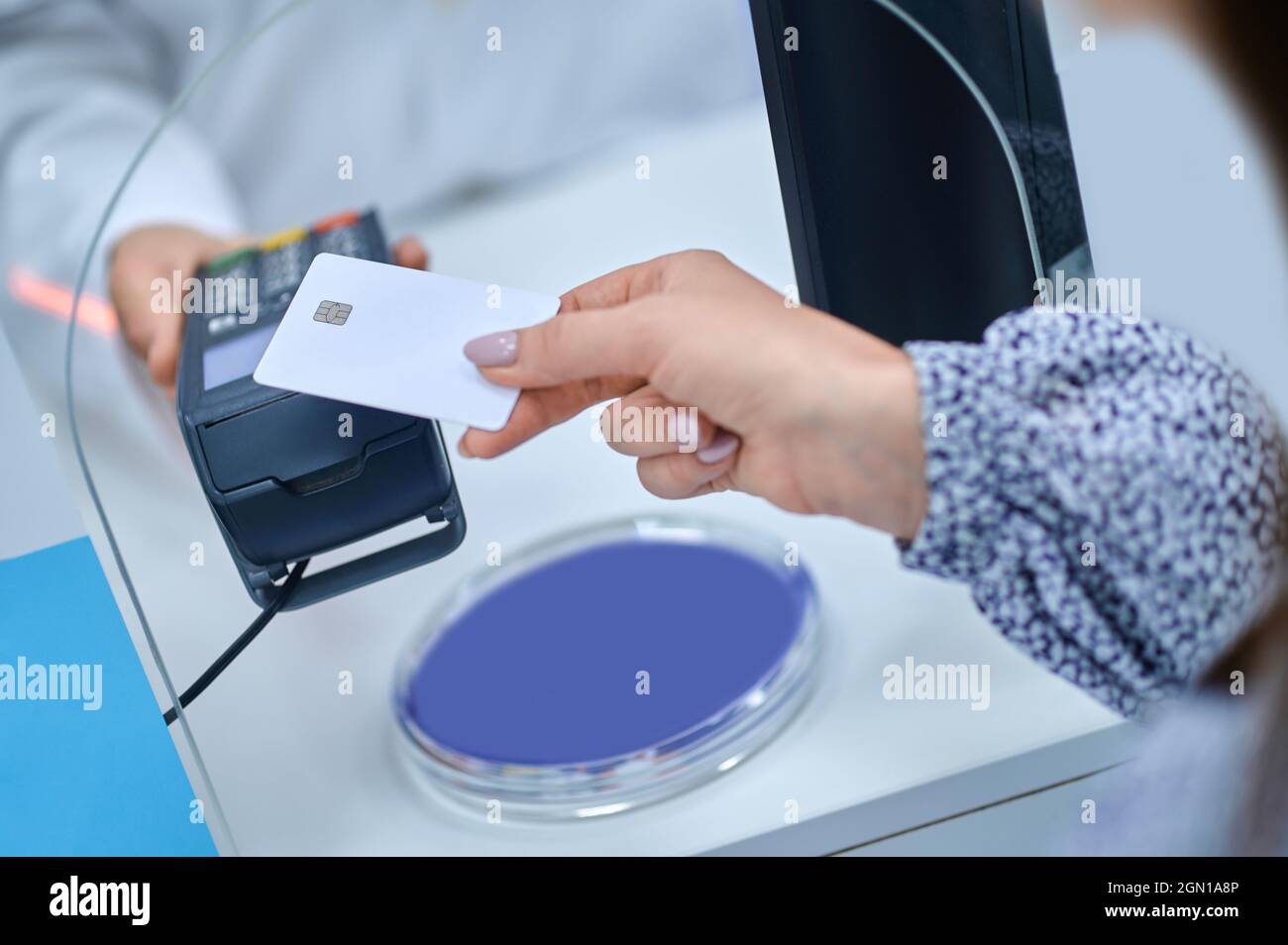Womans hand bringing credit card to pos terminal Stock Photo - Alamy