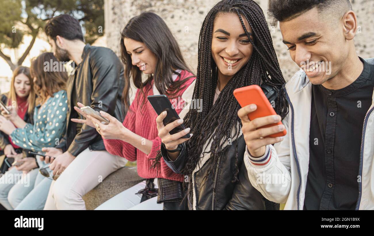 Group of teenagers using phone hi-res stock photography and images - Alamy
