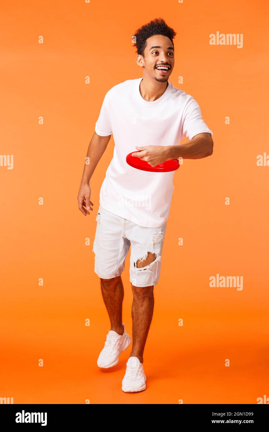 Man throwing frisbee beach hi-res stock photography and images - Alamy