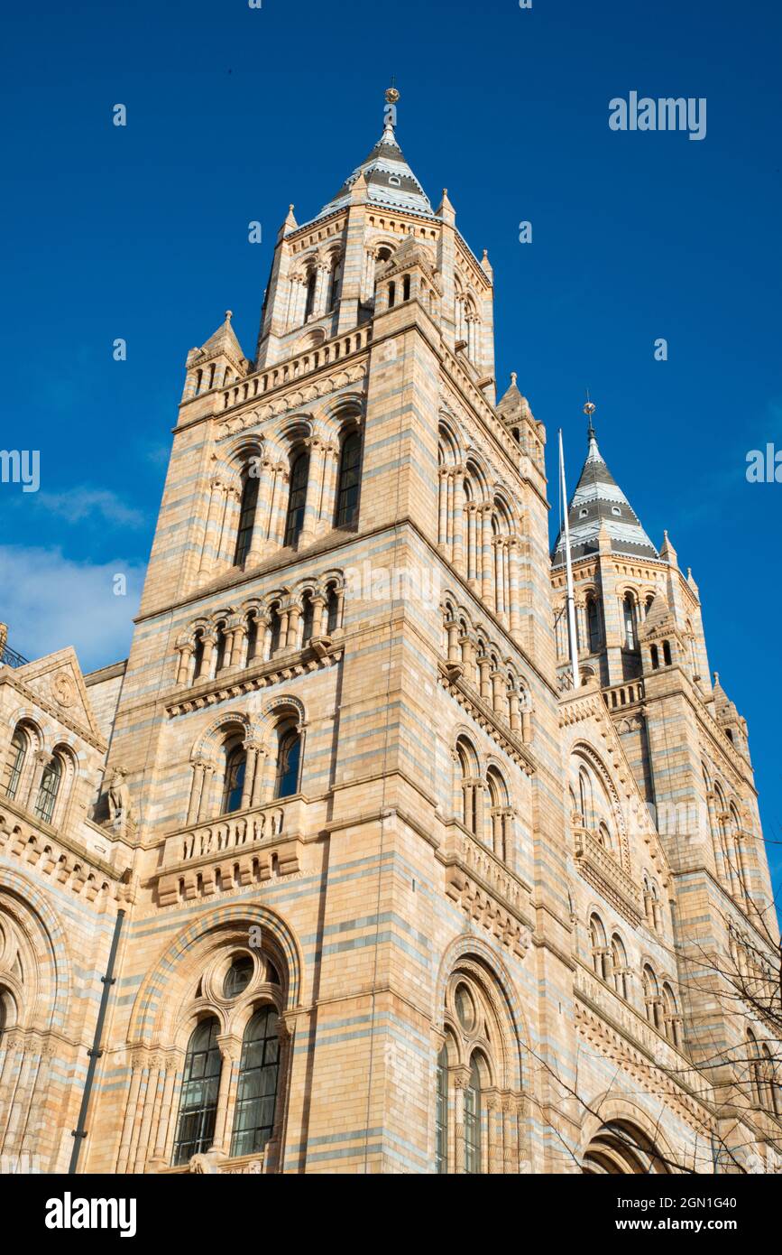 Old museum entrance exterior facade hi-res stock photography and images ...