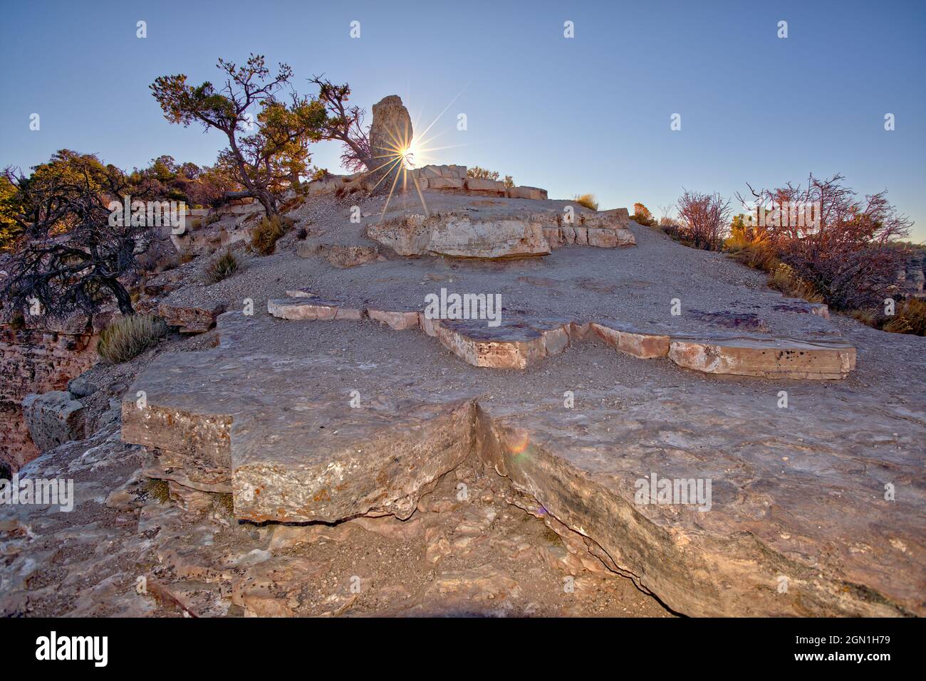 The late day sun on the edge of Shoshone Rock at Shoshone Point on the ...