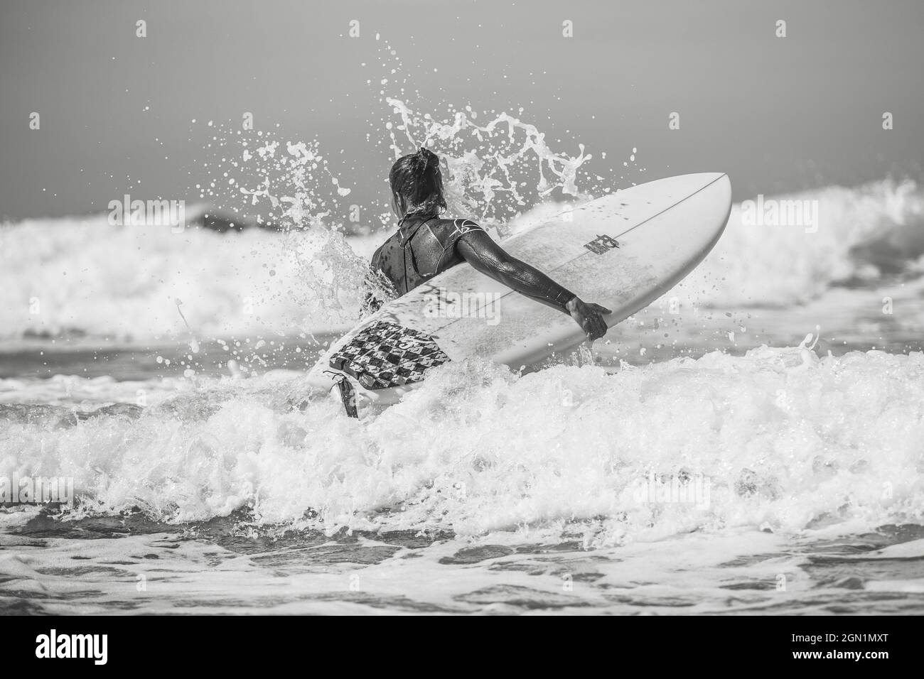 Surfer goes ocean through wave hi-res stock photography and images - Alamy