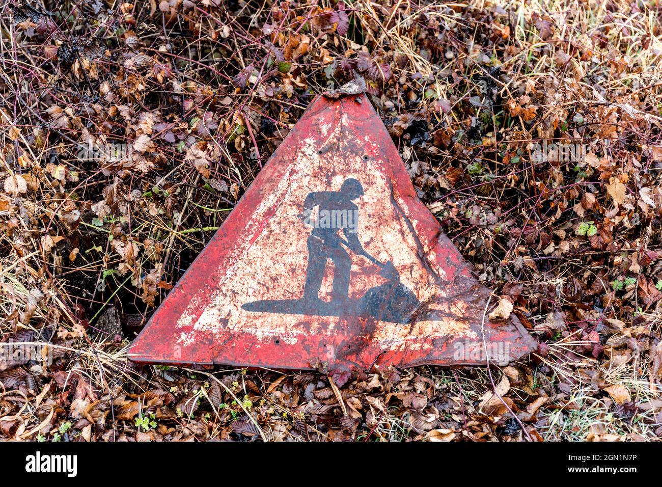 Rusty old road sign in the dirt Stock Photo - Alamy