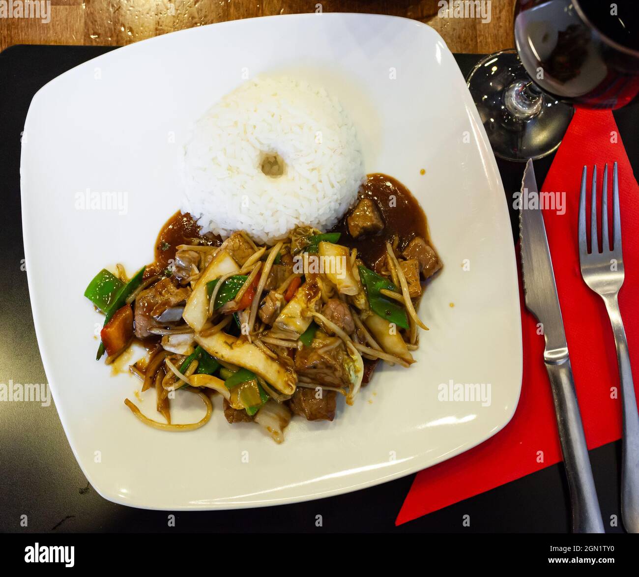 Teriyaki beef served in square plate Stock Photo - Alamy