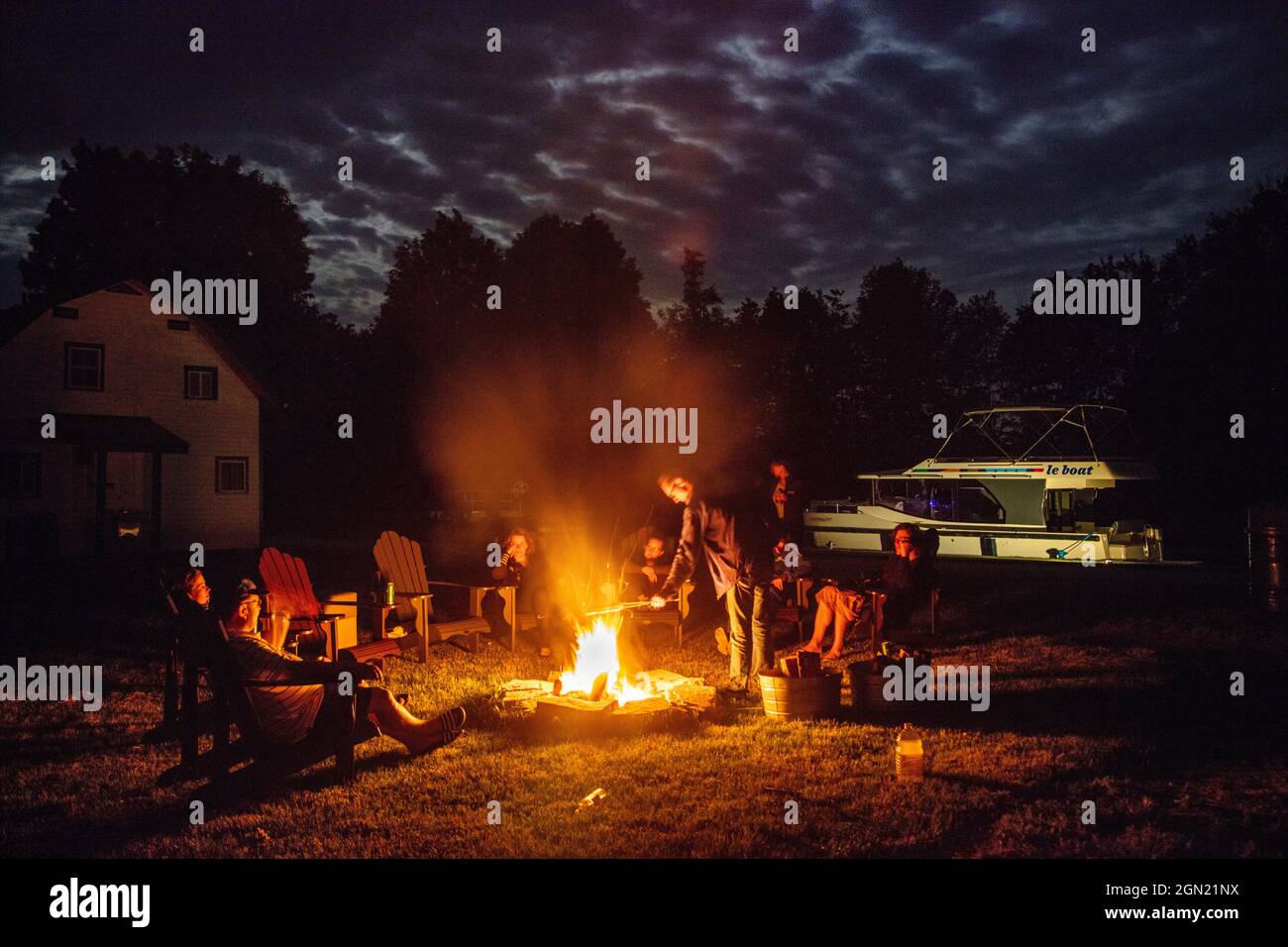 Campfire full moon hi-res stock photography and images - Alamy
