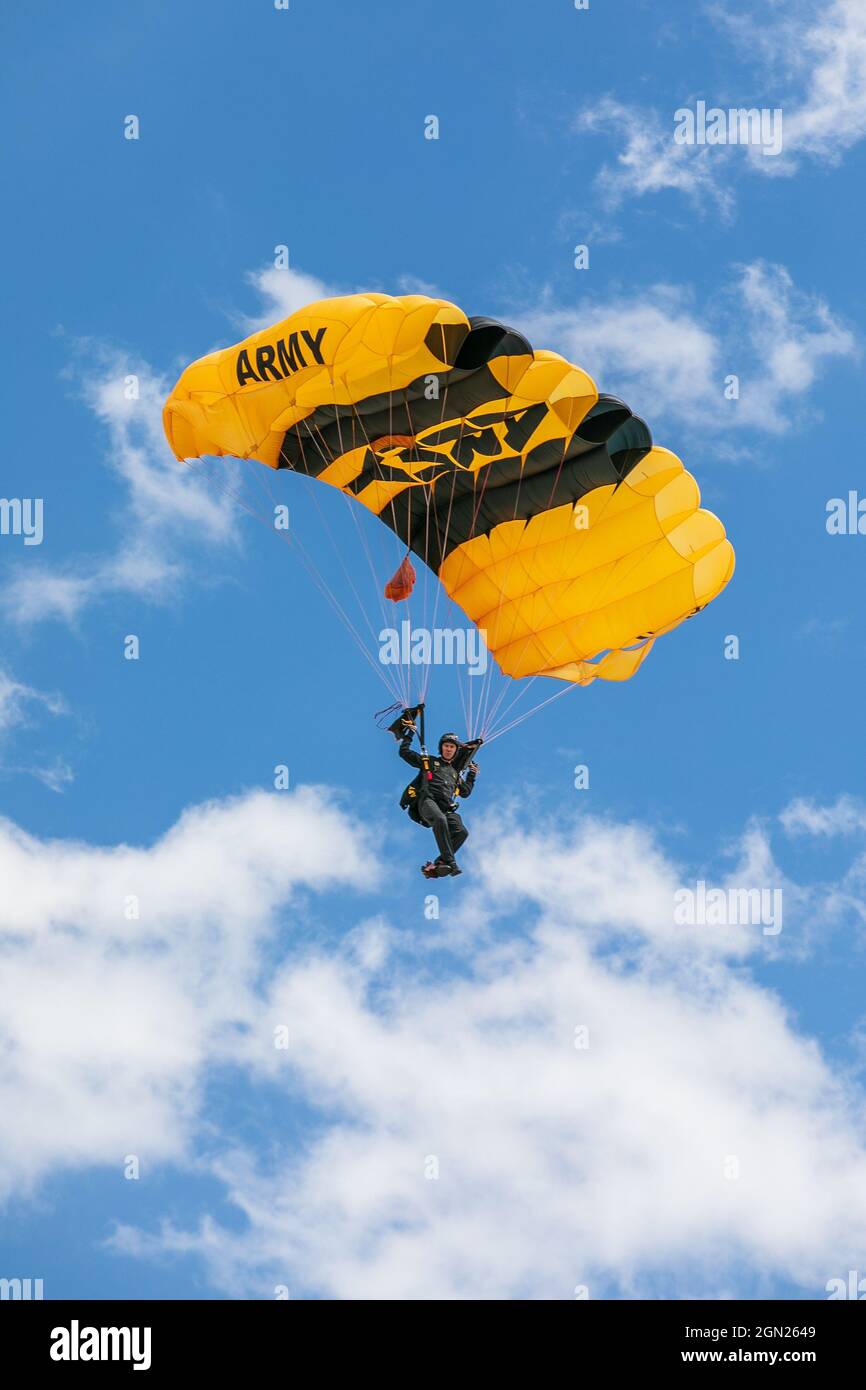 Sgt. 1st Justin Blewitt of the U.S. Army Parachute Team, the Golden ...