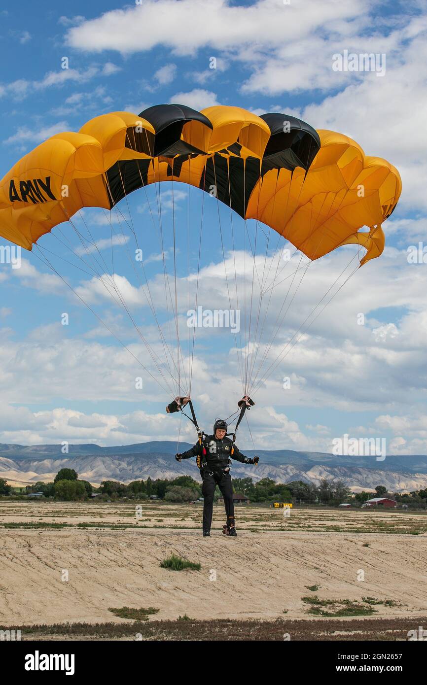 Staff Sgt. Matt Garner of the U.S. Army Parachute Team, the Golden ...