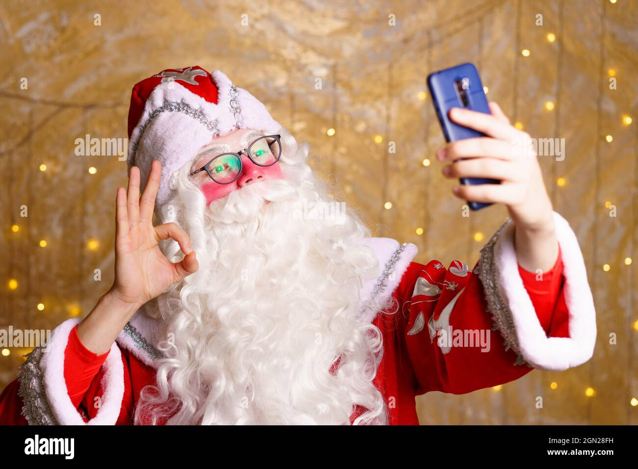 Santa claus takes selfie photos. Christmas night. Delivery of gifts ...