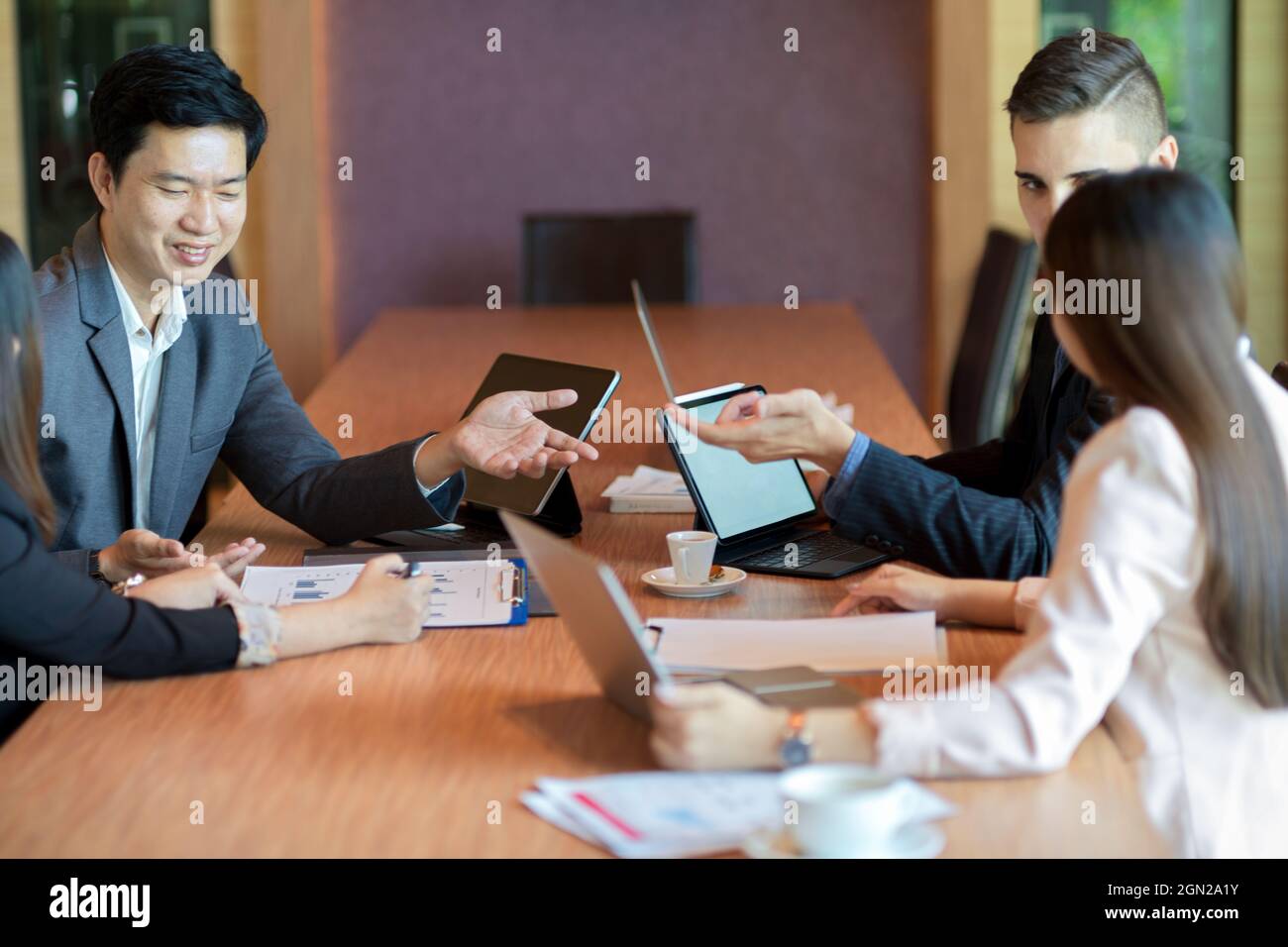 Businesses teamwork hi-res stock photography and images - Alamy