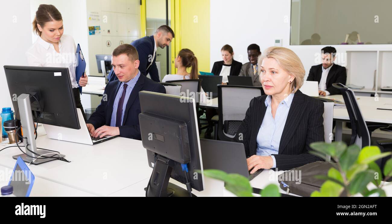 Coworking interaction hi-res stock photography and images - Alamy