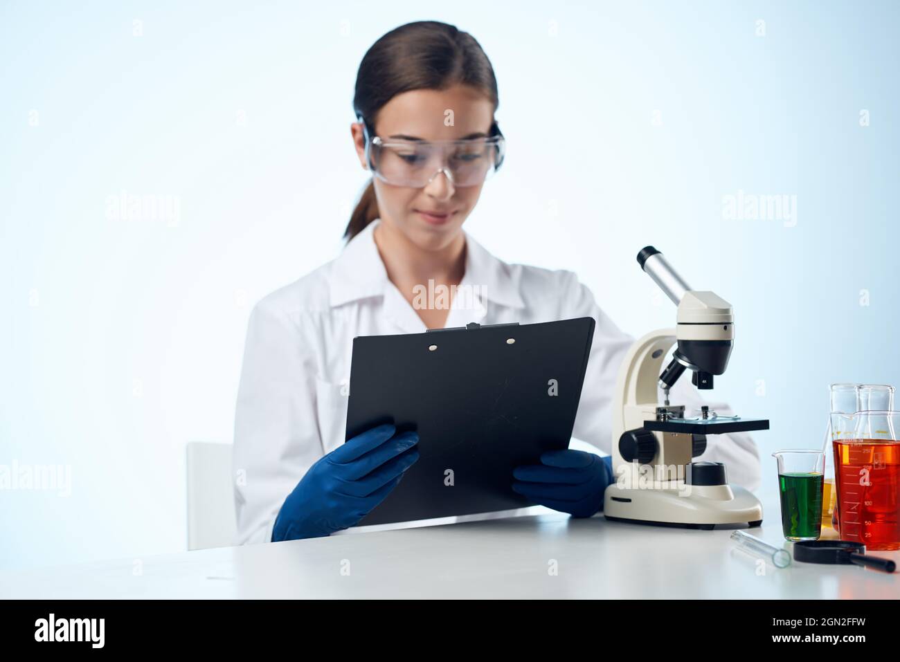 female doctor science research experiments Stock Photo - Alamy