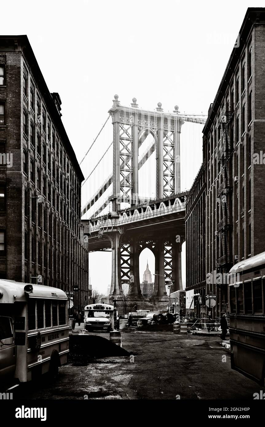 UNITED STATES. NEW YORK, BROOKLYN, BROOKLYN BRIDGE VIEW FROM STREET ...