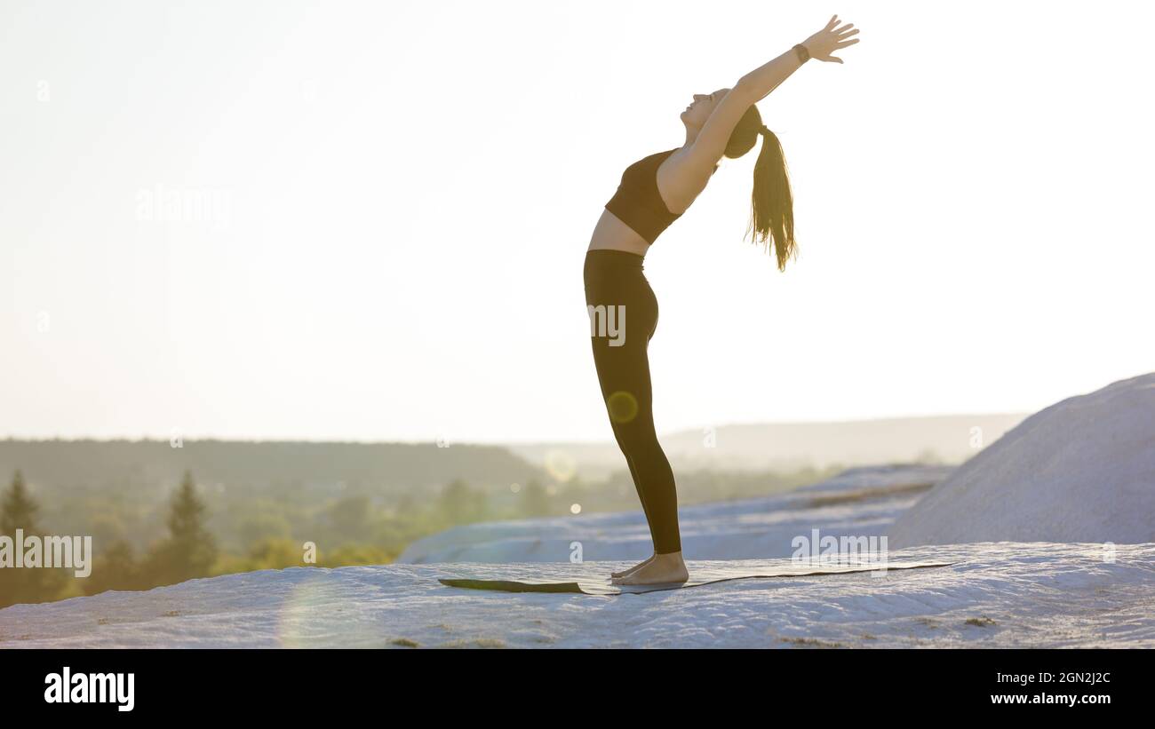 Girl doing backbend hi-res stock photography and images - Alamy
