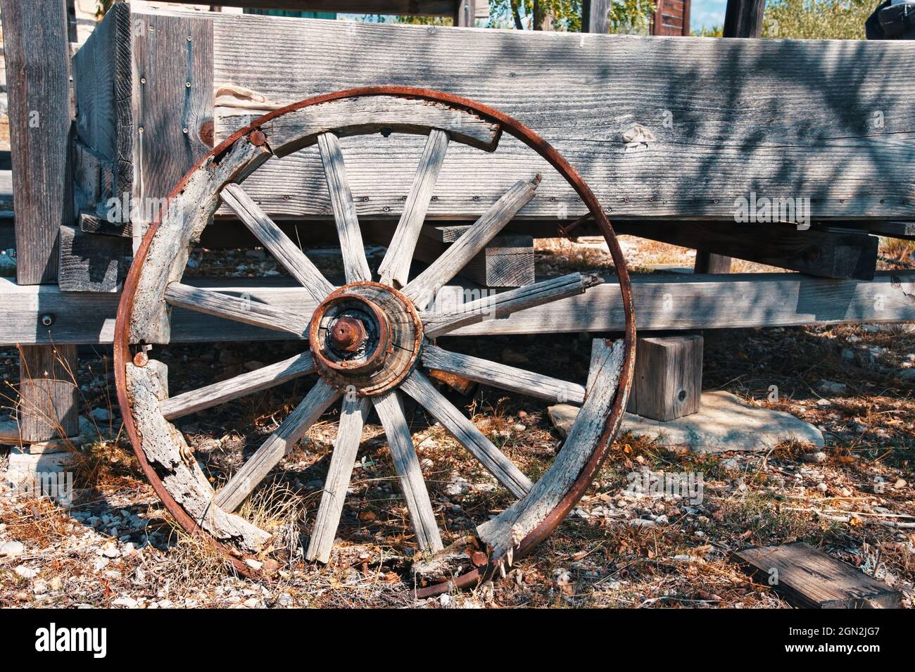 Old rusty wagon wheel hi-res stock photography and images - Alamy
