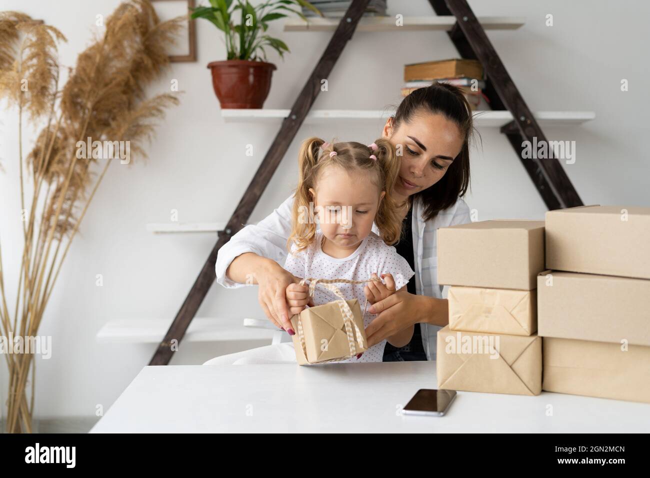 Office packing hi-res stock photography and images - Alamy
