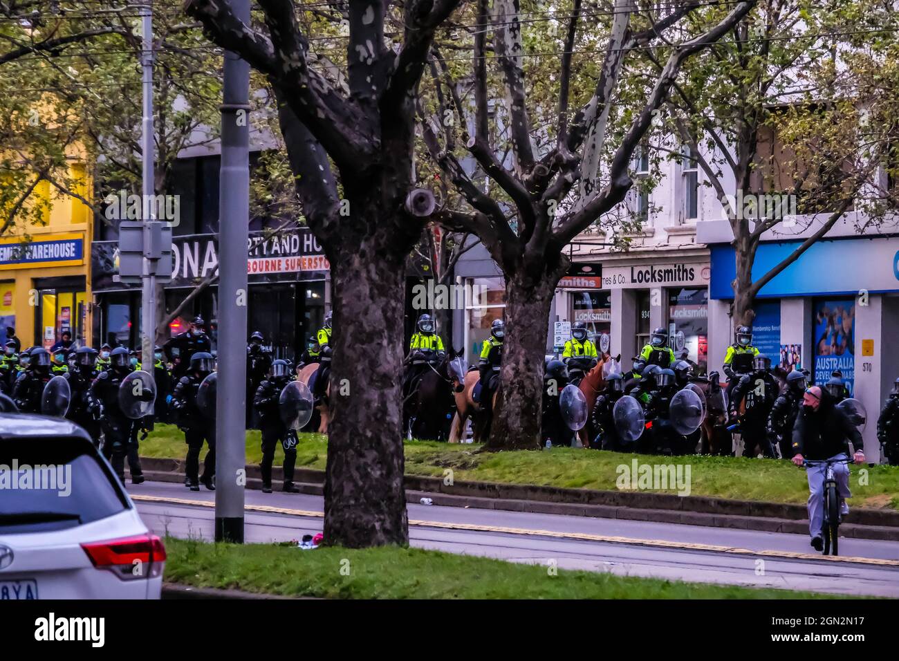 Standoff 2 hi-res stock photography and images - Alamy