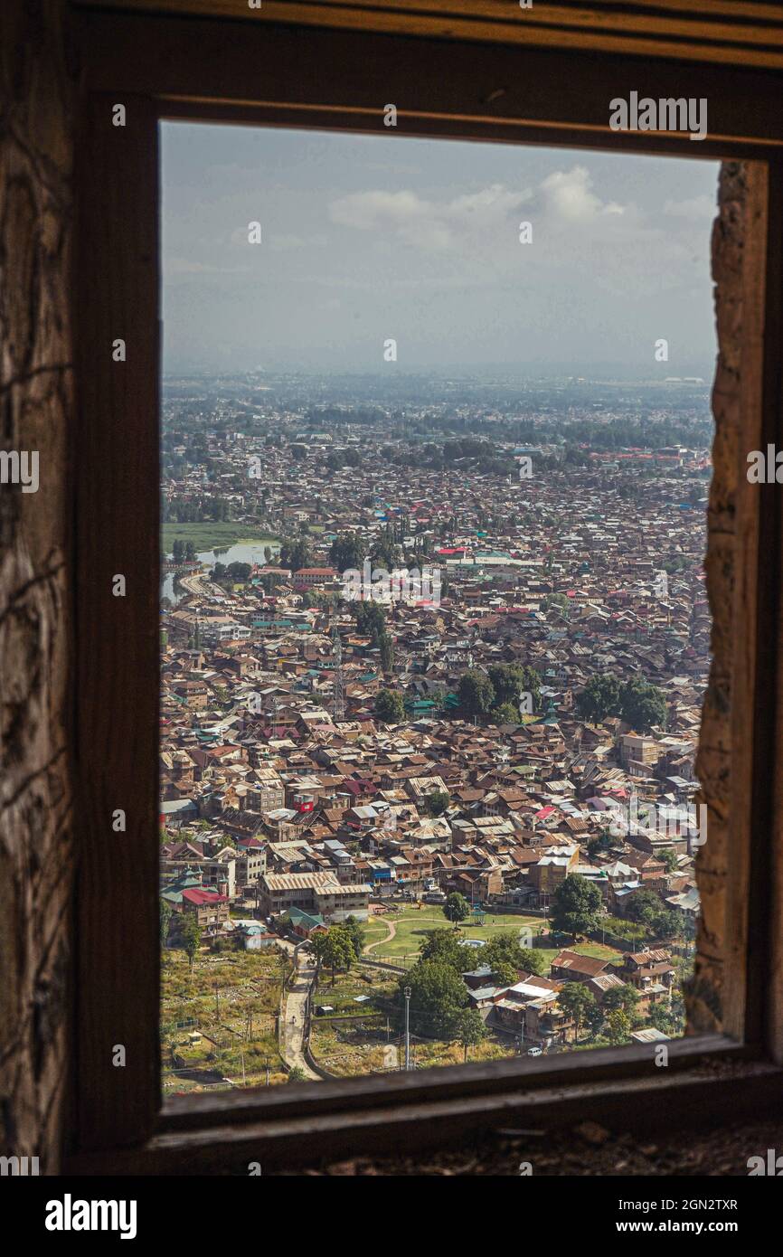 Vertical shot of a beautiful aerial view of Srinagar from Hari Parbat ...