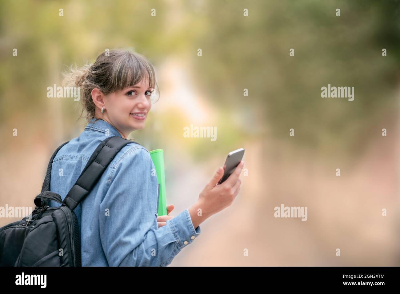 Women standing facing camera hi-res stock photography and images - Alamy
