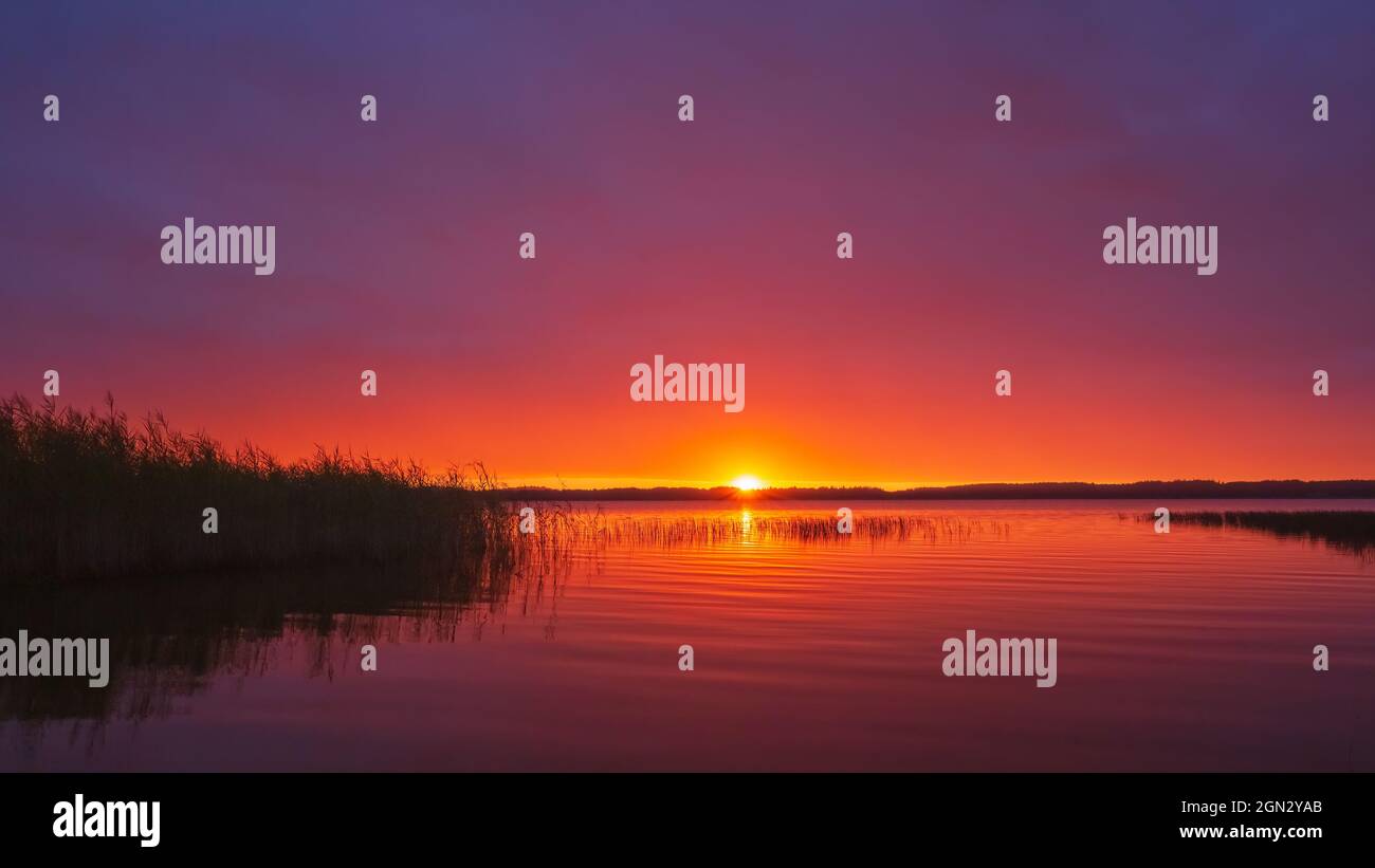 Sunset reflection over water hi-res stock photography and images - Alamy