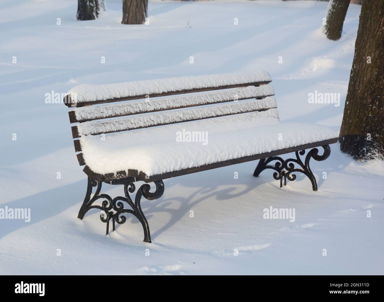 Bench in the park after snowfall hi-res stock photography and images ...