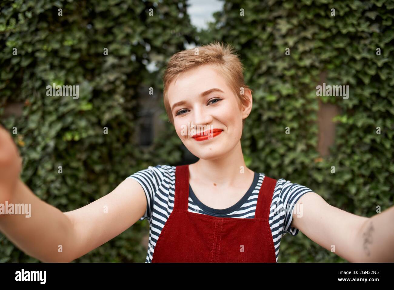 pretty woman outdoors posing close-up summer Stock Photo - Alamy