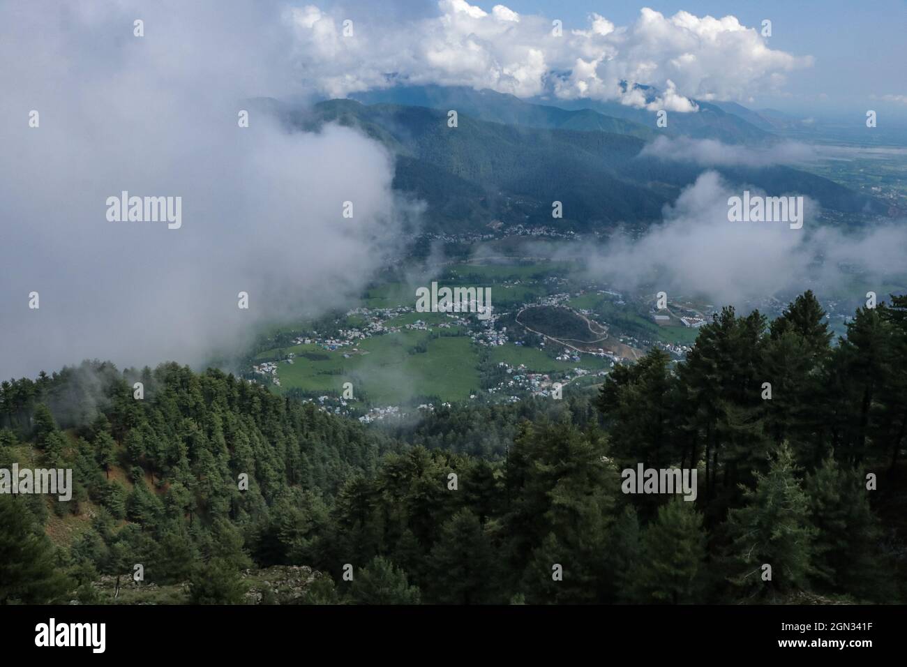 Conflict with india on the himalayan border hi-res stock photography ...