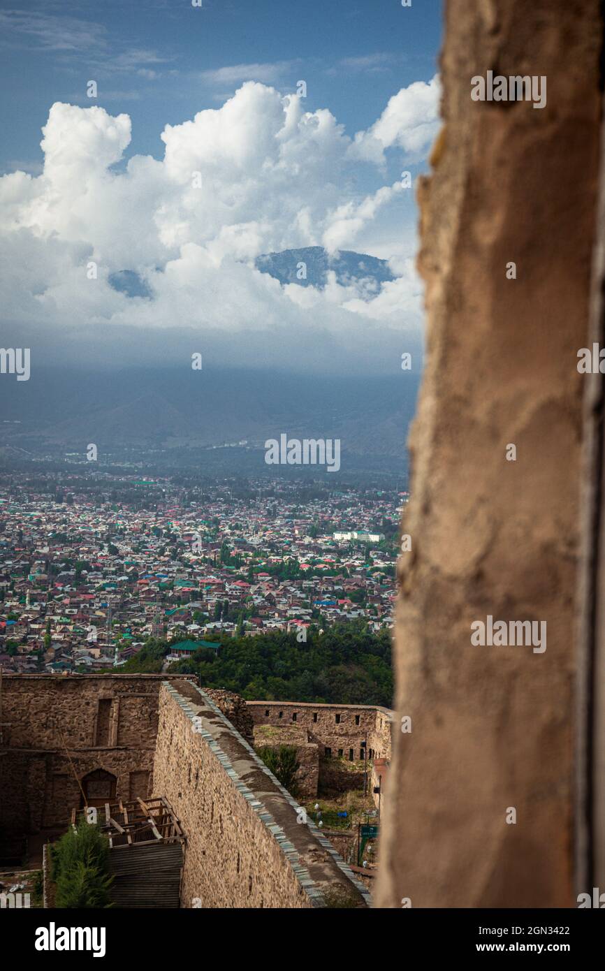 Vertical shot of a beautiful aerial view of Srinagar from Hari Parbat ...