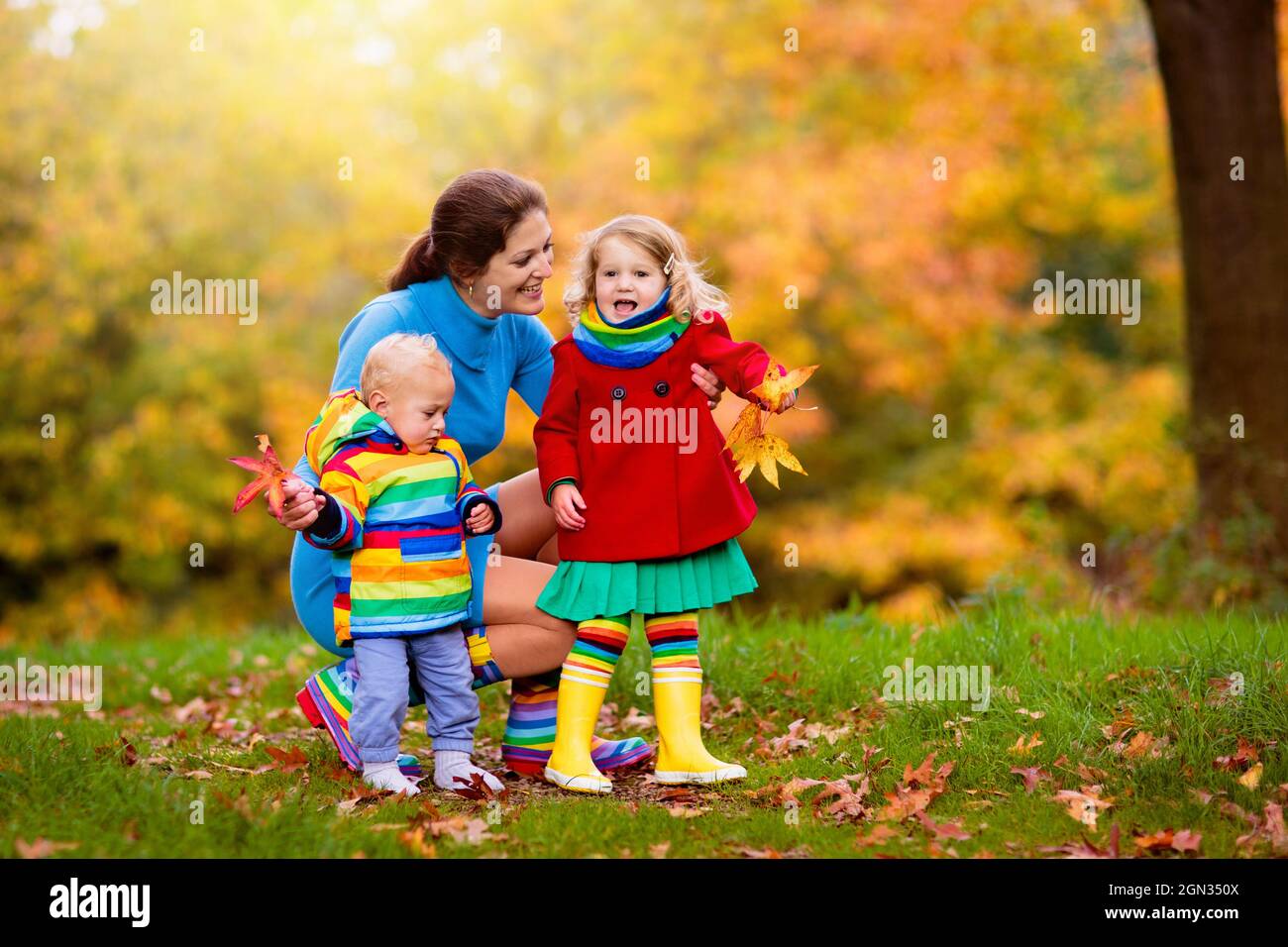 Indian family in rain hi-res stock photography and images - Alamy