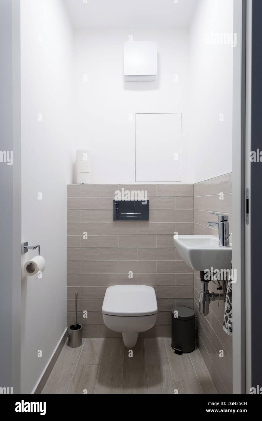 Minimalist restroom hi-res stock photography and images - Alamy