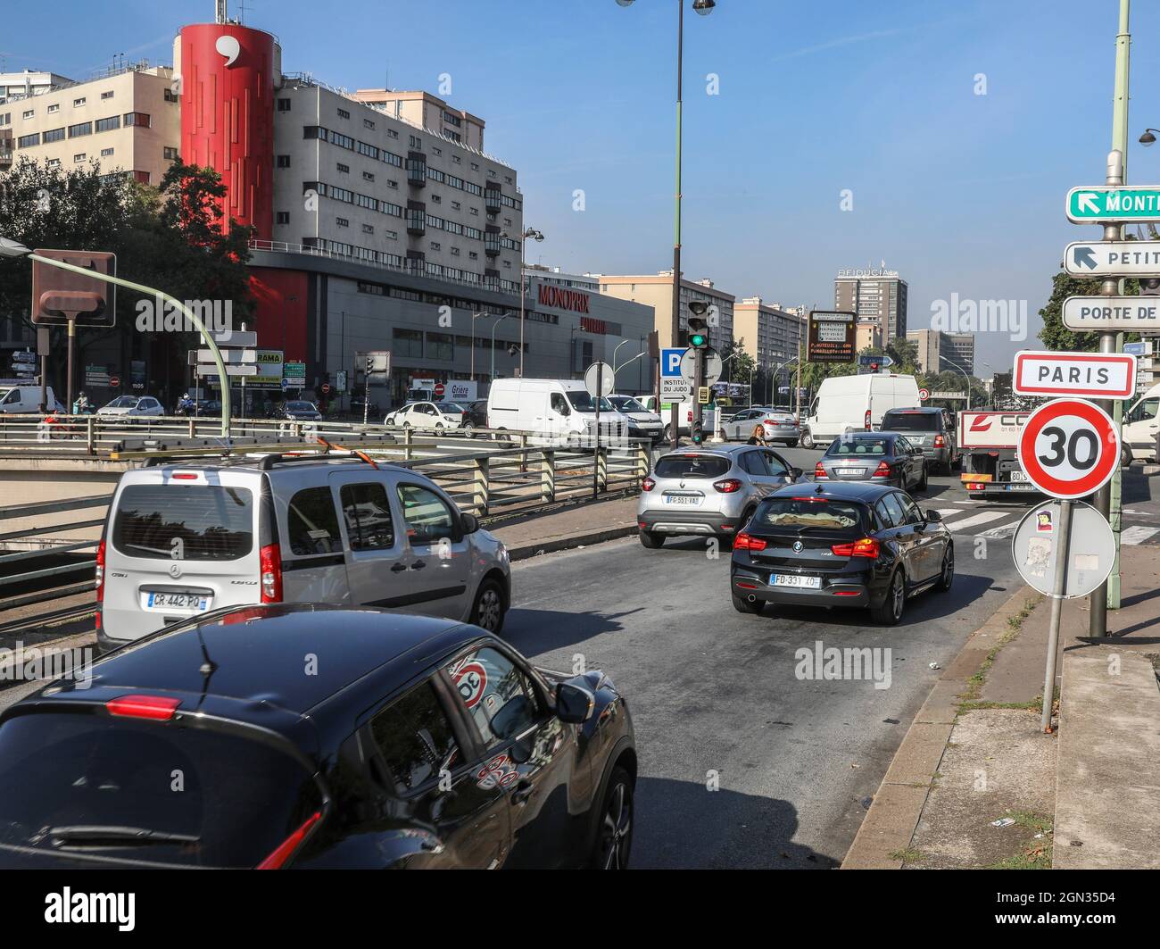 PARIS INTRODUCES CITYWIDE 30KMH SPEED LIMIT Stock Photo - Alamy