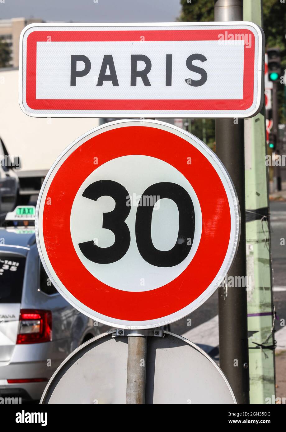 Panneau de signalisation de limite de vitesse de 30 km h hi-res stock ...