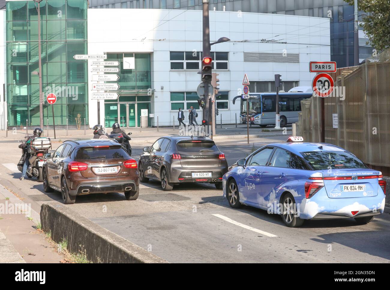 PARIS INTRODUCES CITYWIDE 30KMH SPEED LIMIT Stock Photo - Alamy