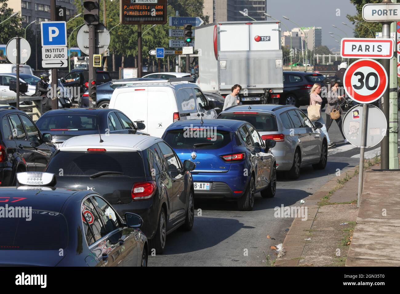 PARIS INTRODUCES CITYWIDE 30KMH SPEED LIMIT Stock Photo - Alamy