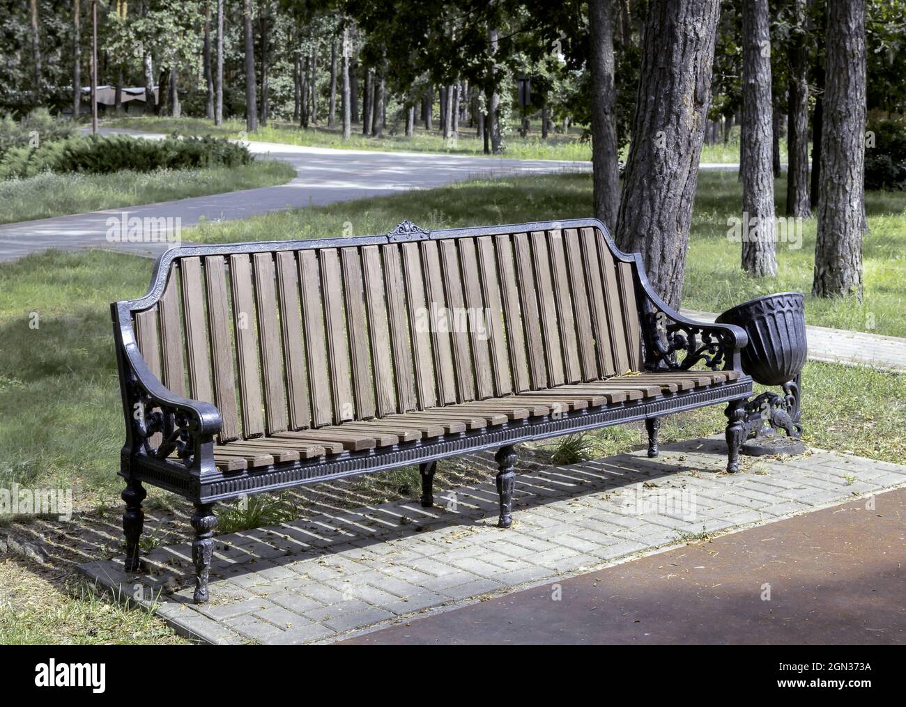 Single metal park bench hi-res stock photography and images - Alamy