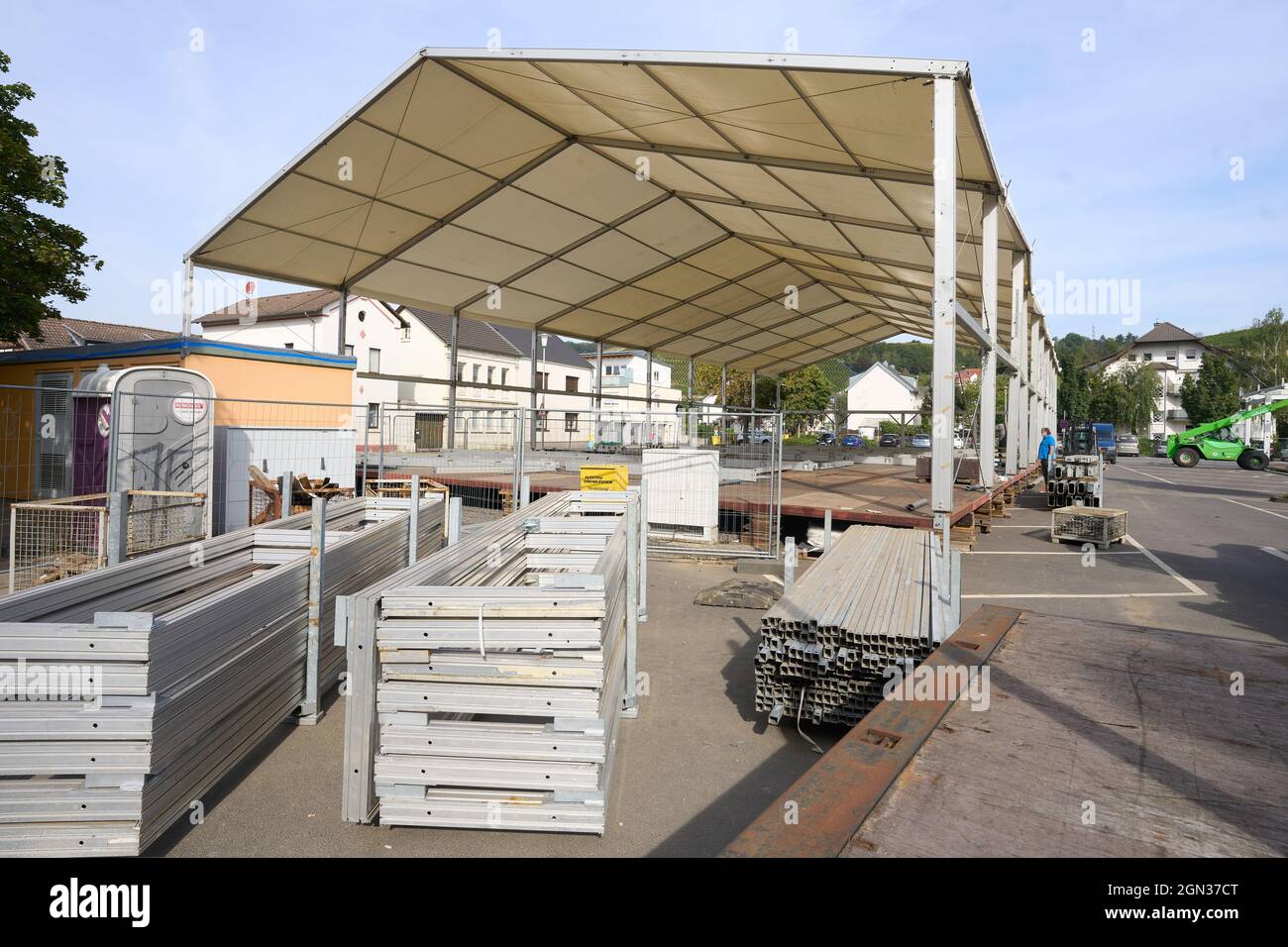 Bad Neuenahr, Germany. 22nd Sep, 2021. Workers erect tents for ...