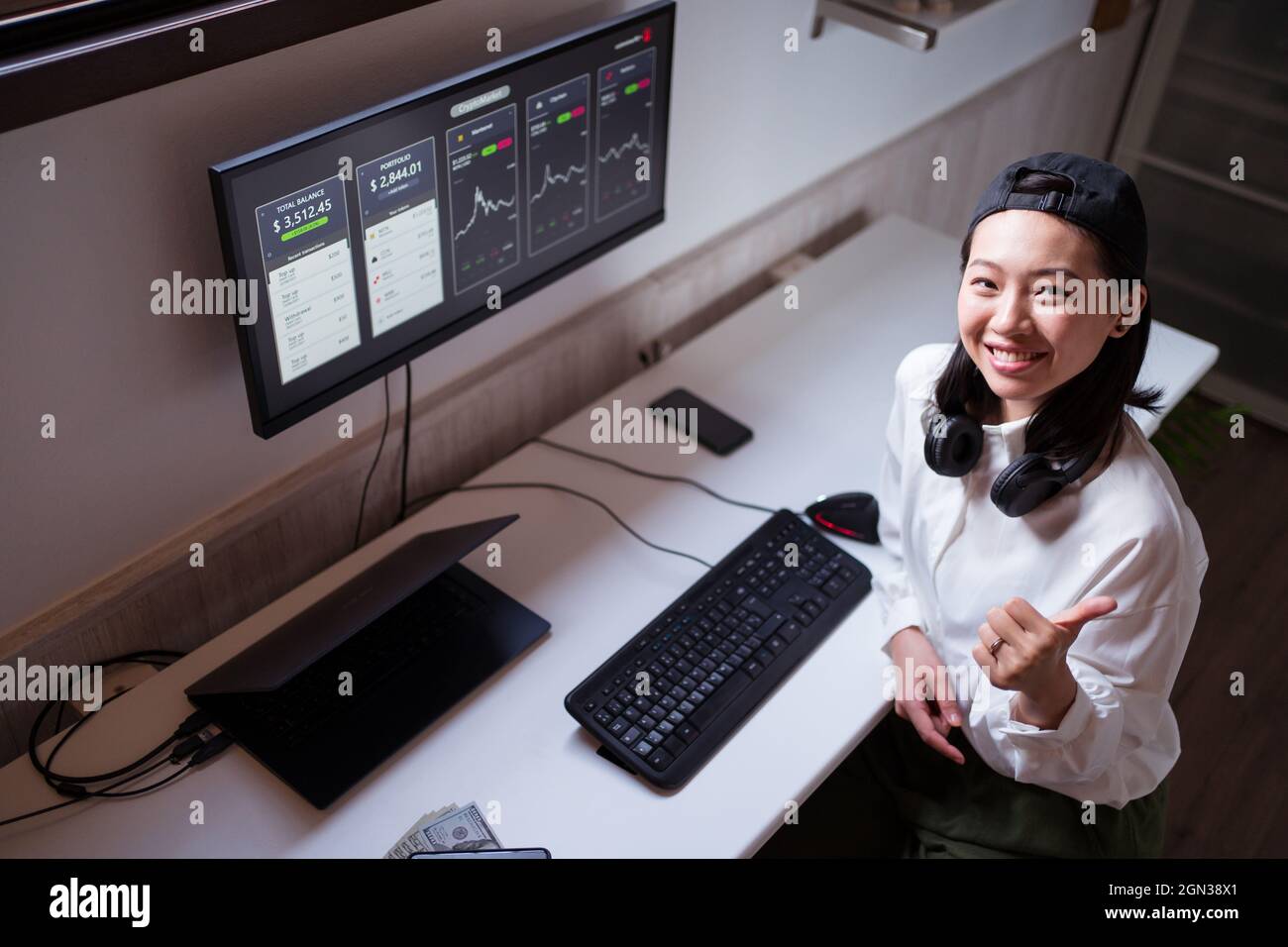 Typing with thumb hi-res stock photography and images - Alamy