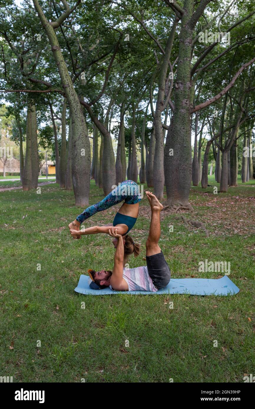 Couple practice hi-res stock photography and images - Alamy