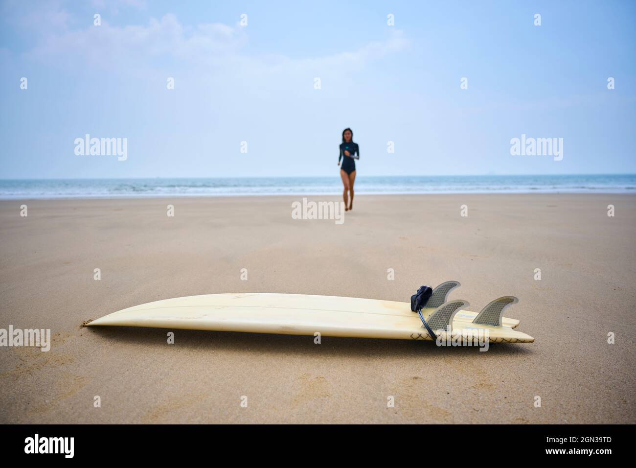 Asian woman surfer wetsuit hi-res stock photography and images - Alamy